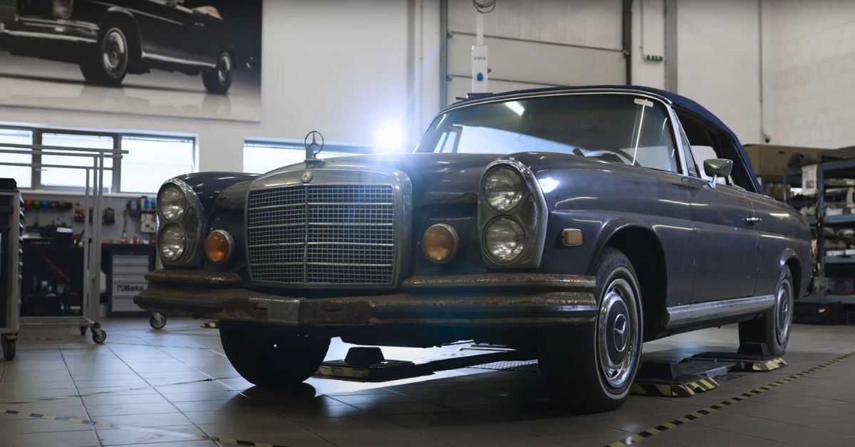 Motor Classic: "Project Blue" W111 convertible disassembly